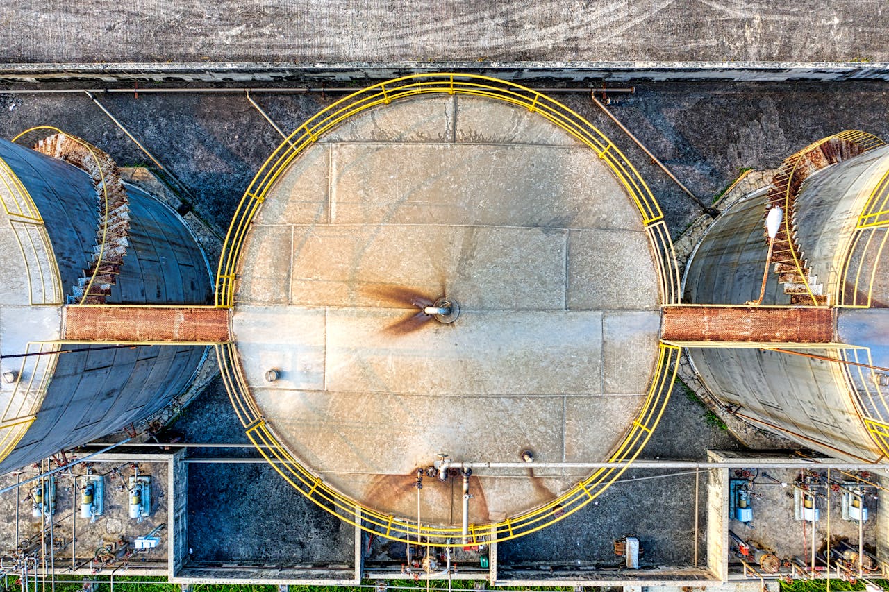 How Does a Floating Roof Tank Work? - T Bailey